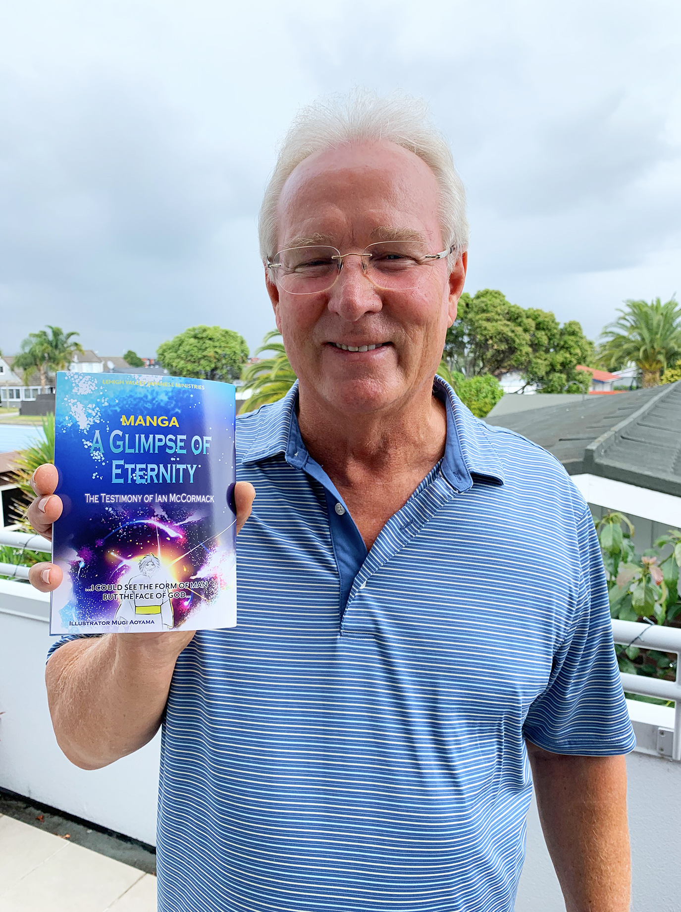 イアン牧師、伝道トラクトを喜ぶ Pastor Ian is happy to see his story featured in this ...